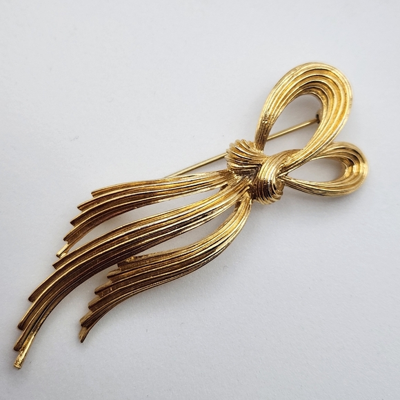 Monet | Jewelry | Vintage Monet Triple Goldtone Finish Bow Brooch Lapel ...